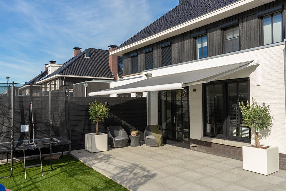 Zonnescherm op een balkon: de prijzen & mogelijkheden | INHUIS Plaza