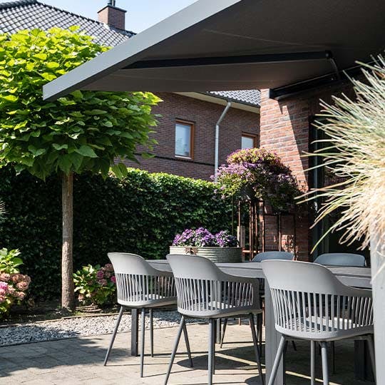 Wat kost een zonnescherm met montage? Prijzen en tips | INHUIS Plaza