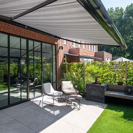 Wat kost een zonnescherm incl. montage? Prijzen en tips | INHUIS Plaza